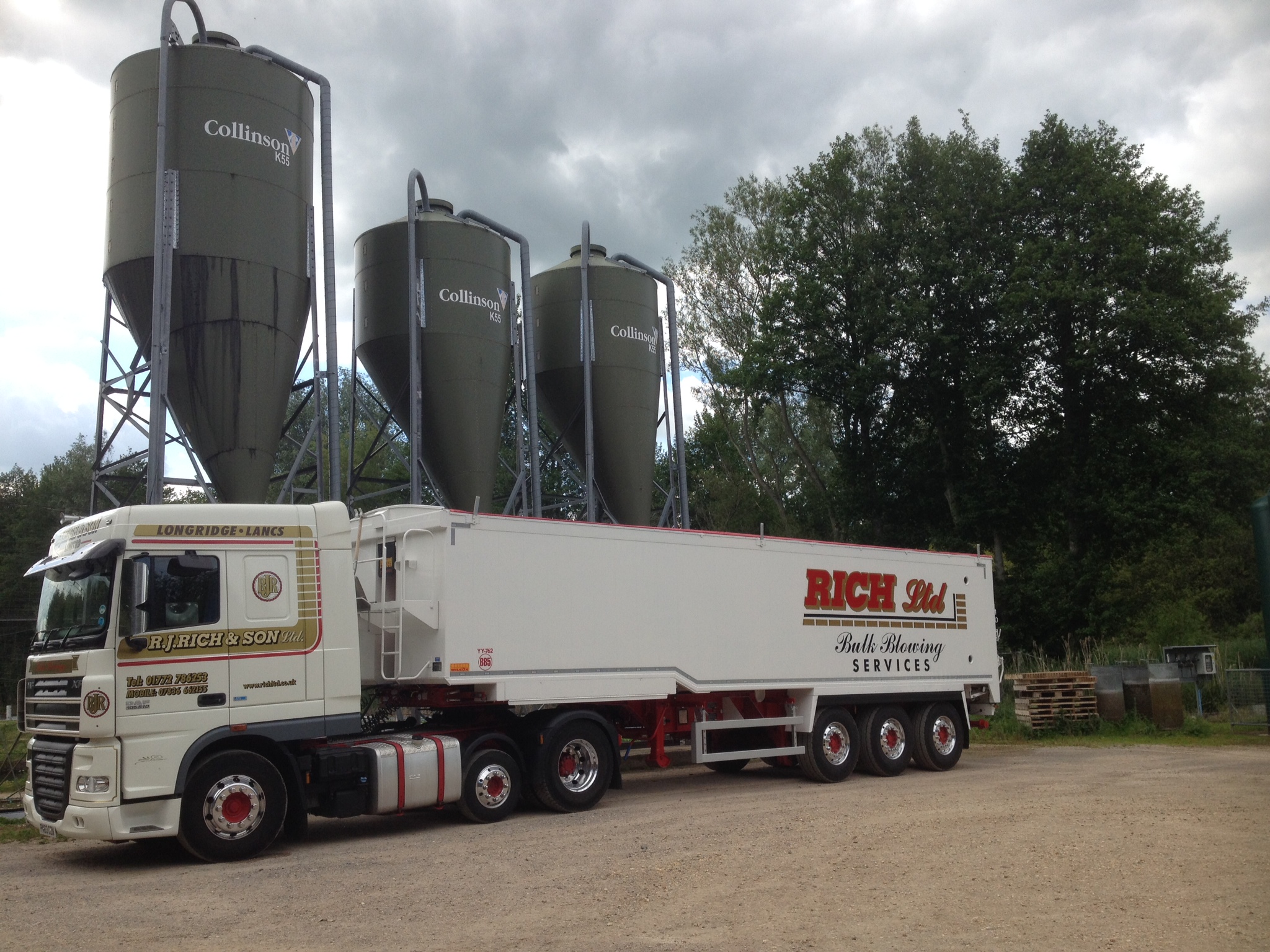 Rich Ltd. | Bulk haulage or powder tanks